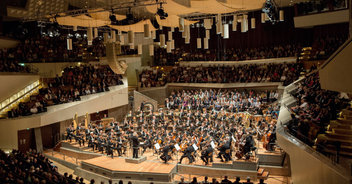 Season opening 2015: Simon Rattle conducts Britten and Shostakovich
