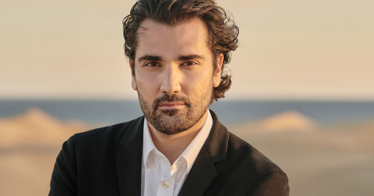 Jonathan Tetelman performing with the Berliner Philharmoniker