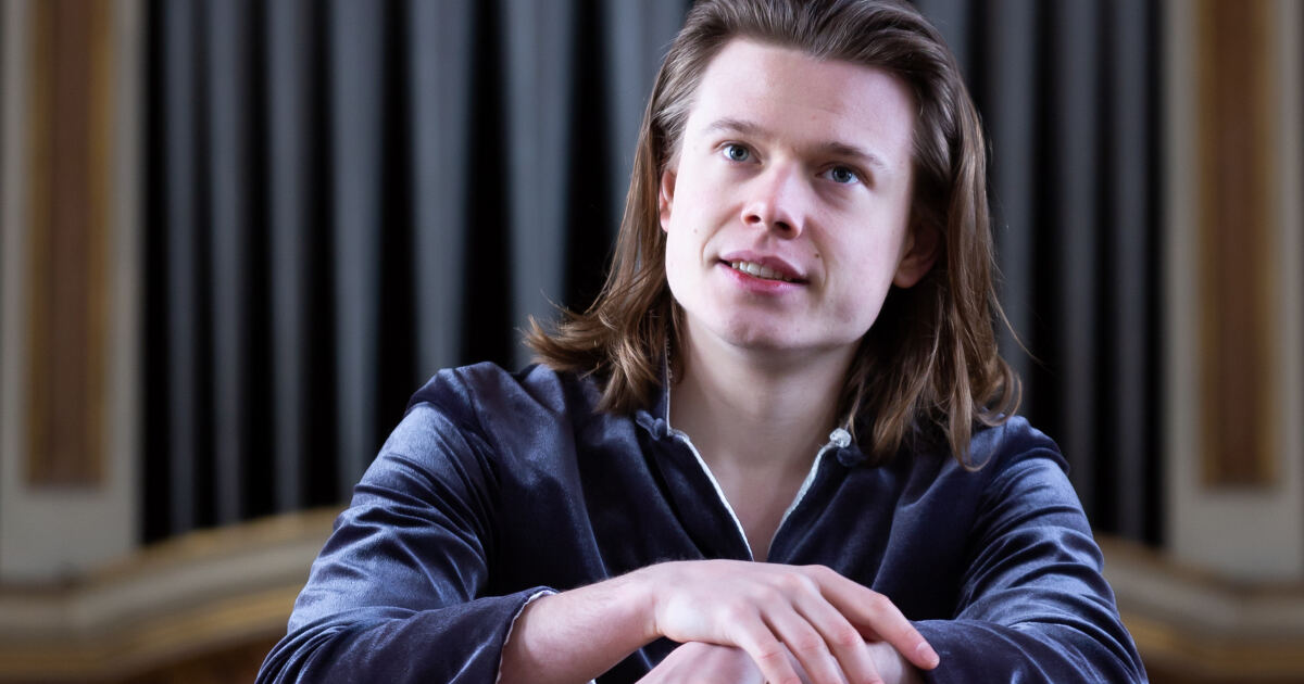 Sebastian Heindl performing with the Berliner Philharmoniker